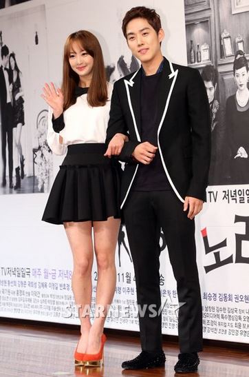 다솜 백성현 제작발표회 패션 블랙 And 화이트 컬러 커플룩 완성 얼굴 크기는 2배