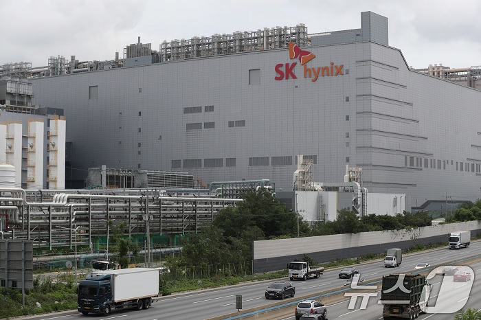 '최대 실적' SK하이닉스, 성과급 1450% 통보…노조 "더 줘야"