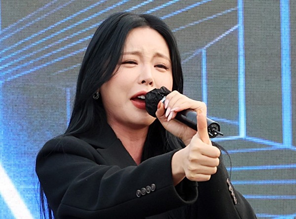 홍진영, 머니투데이방송 주최 '3.1절 기념 마라톤대회' 긍정 에너지로 '엄지 척' [MTN 현장+]