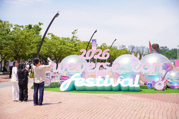 더위도 집회도 못 막은 위콘페 열기...K팝 팬으로 '북적' [MTN 현장+]